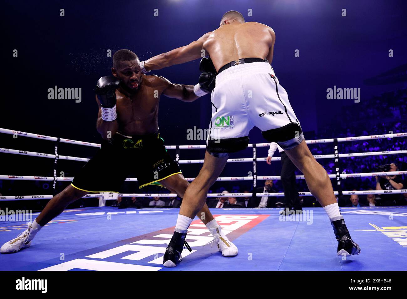 Cheavon Clarke (links) im Kampf gegen Ellis Zorro im freien BBBofC ...