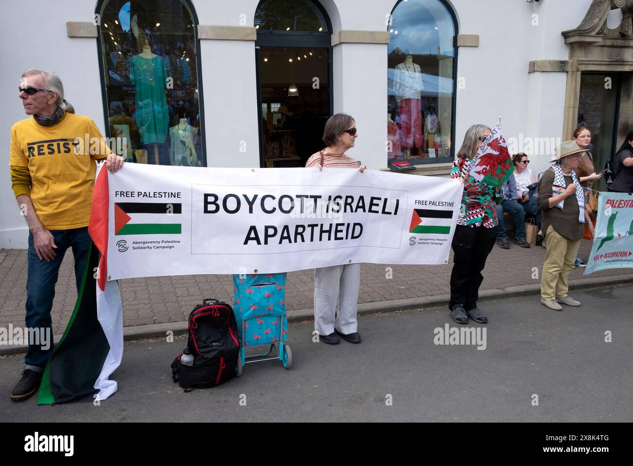 Gaza Israel war Protest Demonstranten Boykott Israeli Apartheid' Banner ...