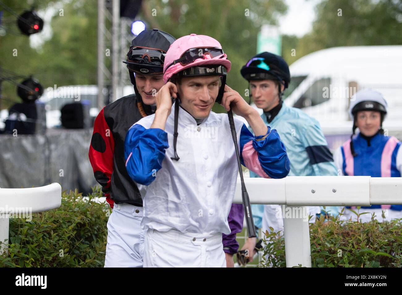 Windsor, Großbritannien. Mai 2024. Jockey Finley Marsh fährt auf den ...