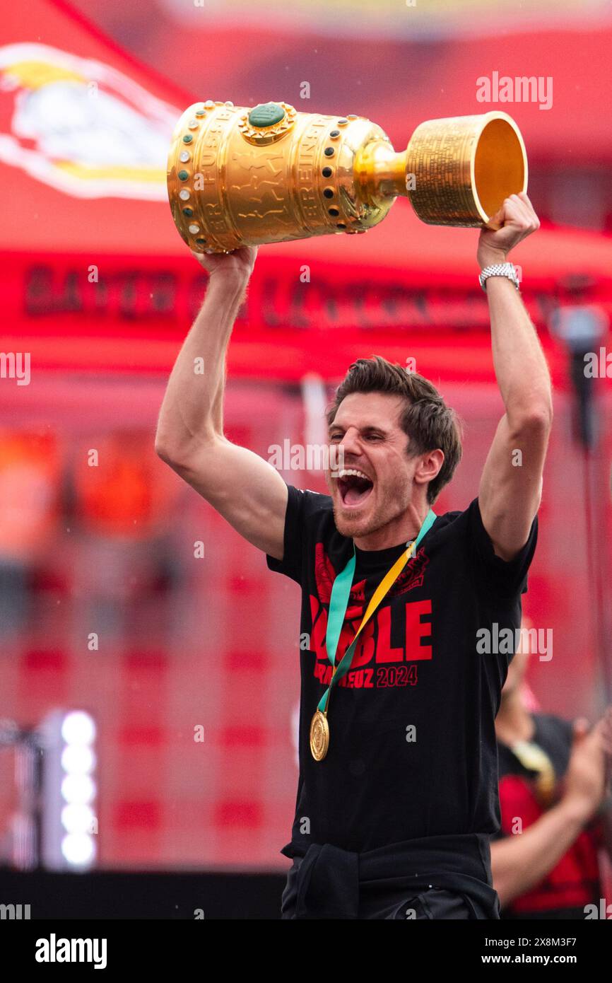 Leverkusen, Deutschland. Mai 2024. Leverkusens Jonas Hofmann präsentiert die Trophäe bei der ...