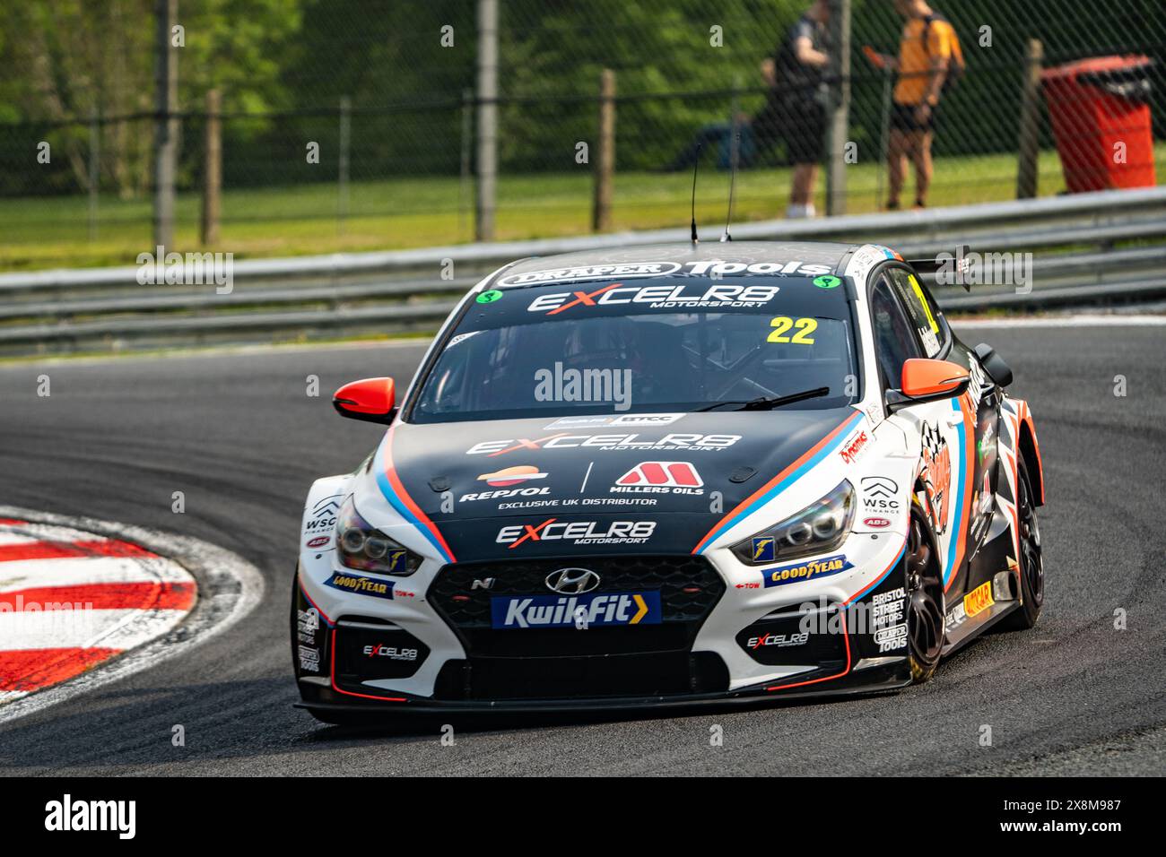 Sevenoaks, Kent - 11. Mai 2024: Nick Halstead 22 Excelr8 Motorsport FP1 ...