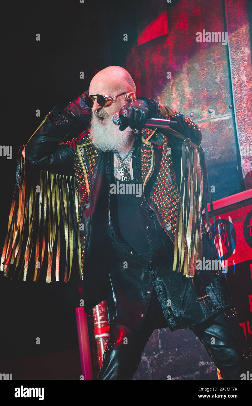 Eine Reihe von elektrisierenden Fotos von Judas Priest live, die den ...