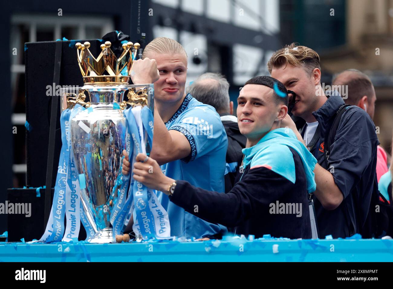Erling Haaland von Manchester City und Phil Foden mit der Premier ...