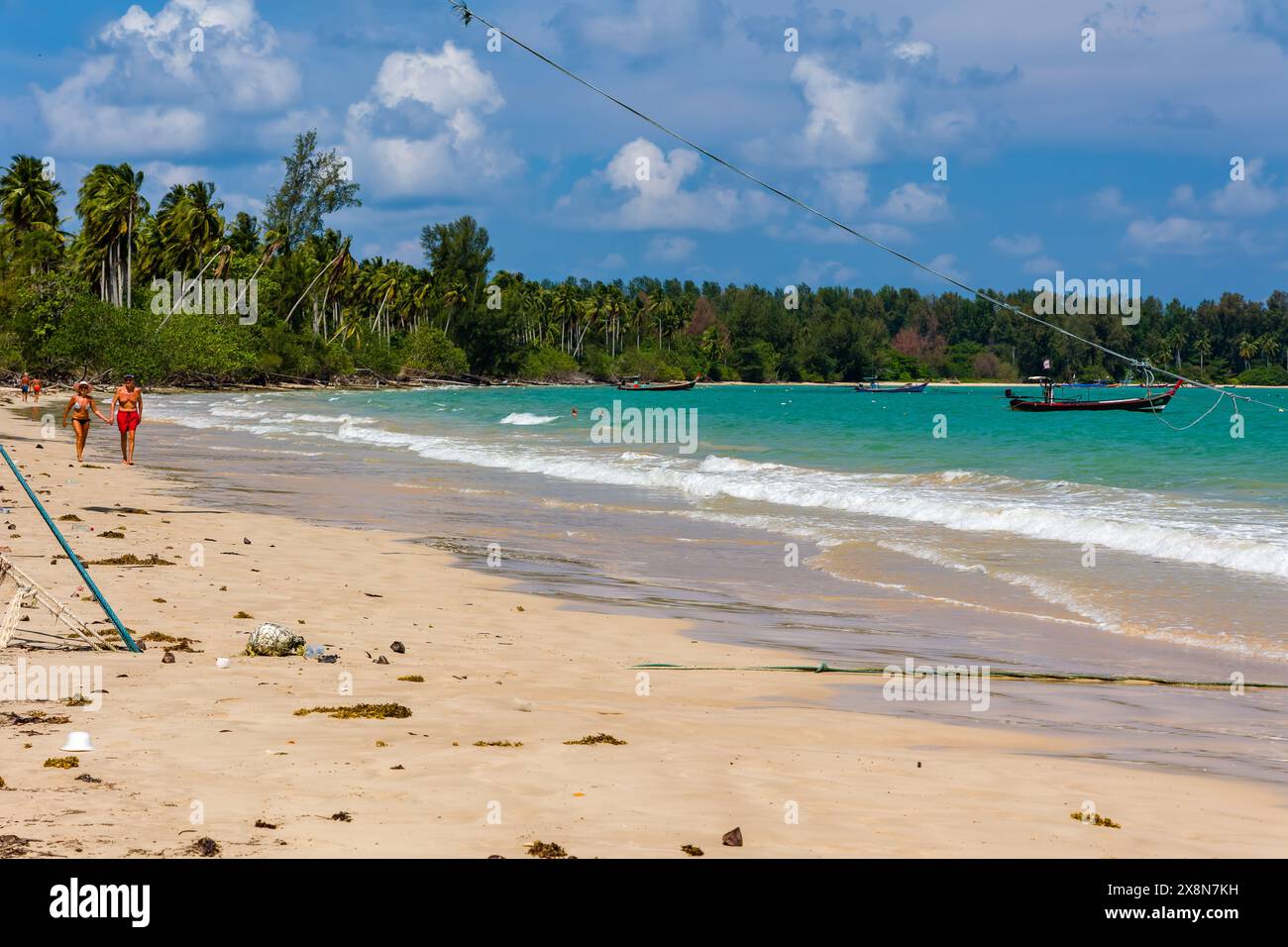 Plastikflaschen und anderer Müll wurden an einen tropischen Sandstrand ...