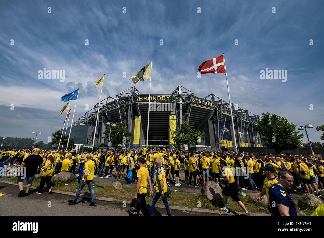 Brondby, Dänemark. Mai 2024. Fußballfans von Broendby IF versammeln ...