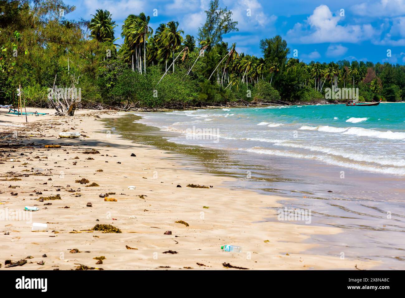 Plastikmüll und Flaschen wurden an einen tropischen Strand an der ...