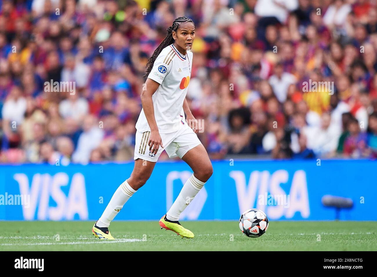 Wendie Renard von Olympique Lyonnais mit dem Ball beim Finale der UEFA ...