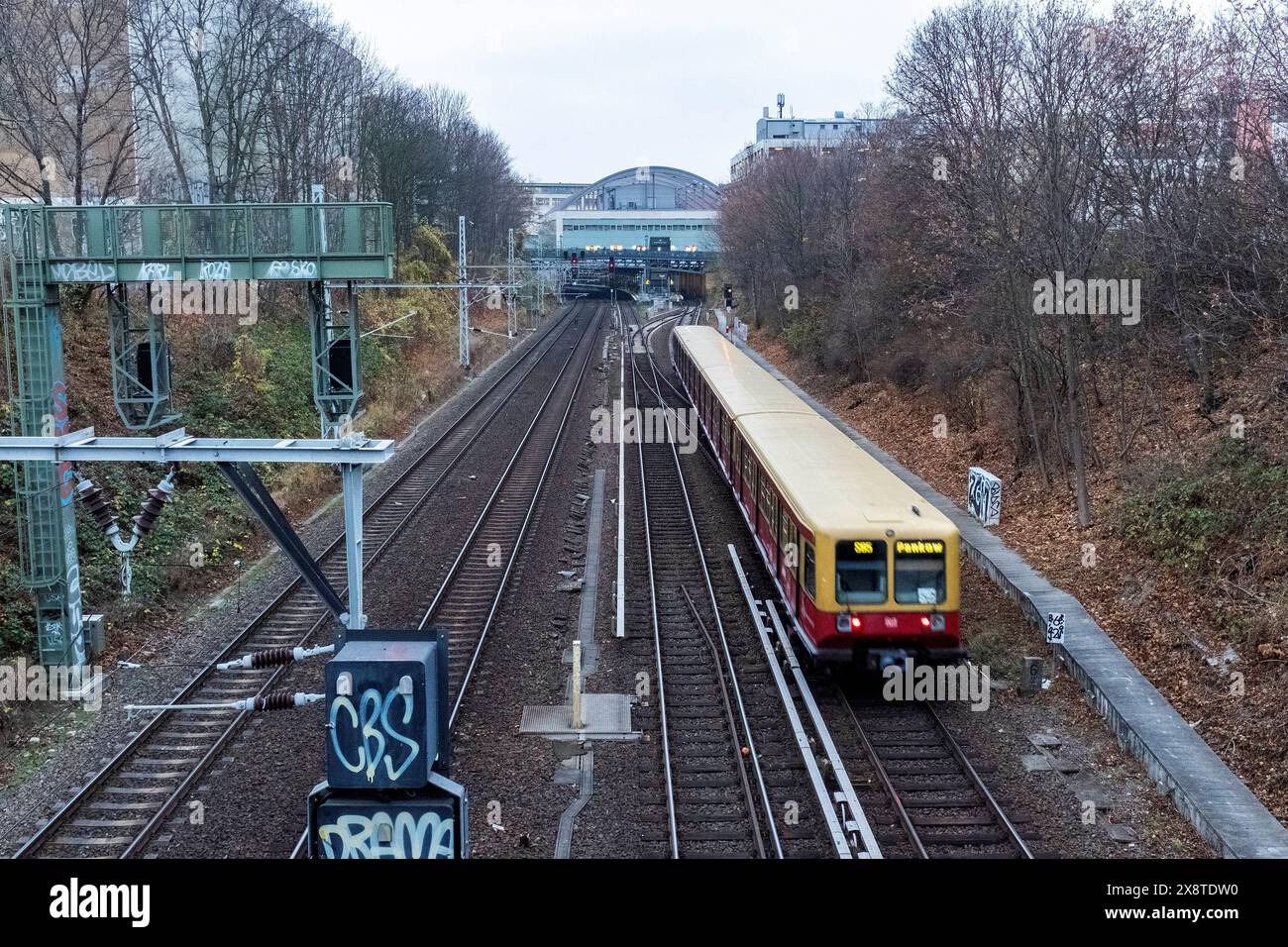 S-Bahn-Gleis mit Zug Berlin, Deutschland. Gesundbrunnen. S-Bahn-Bahnhof ...