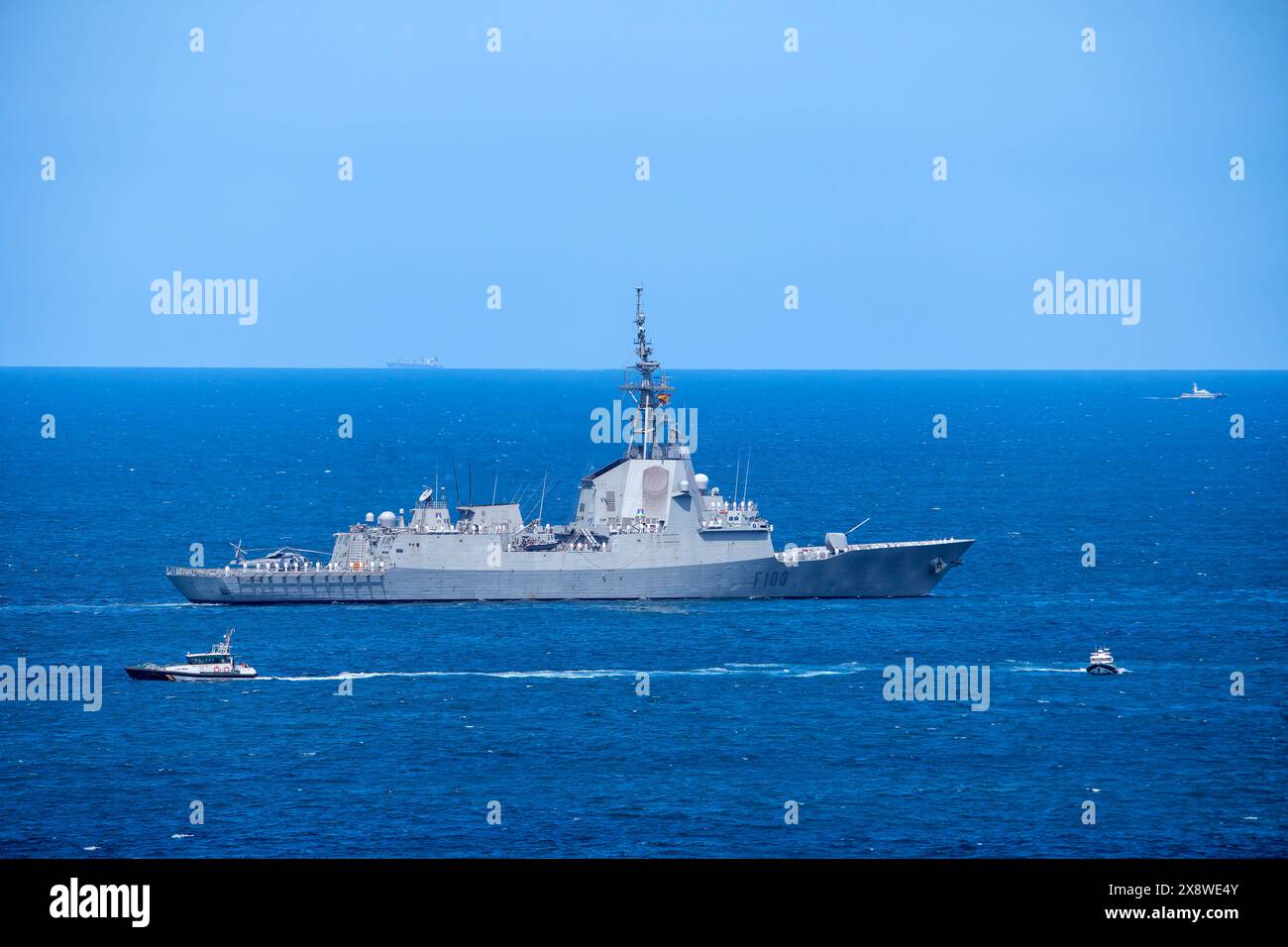Die Fregatte Blas de Lezo der spanischen Marine in der Bucht von Gijon ...