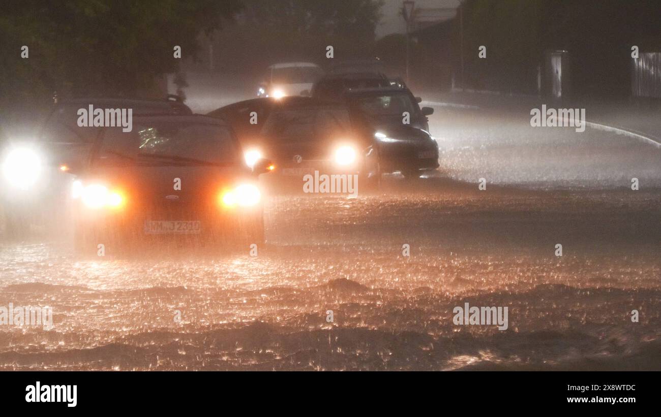 Schwere Unwetter mit jeder Menge Hagel ziehen seit den Abendstunden ...
