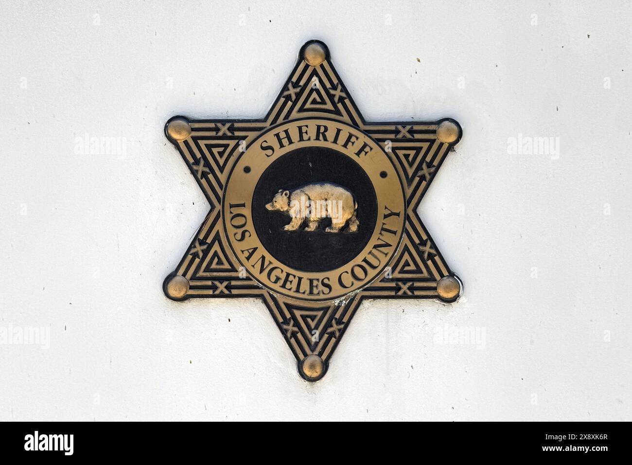 Ein Logo des Los Angeles County Sheriff auf einem Schild im ...