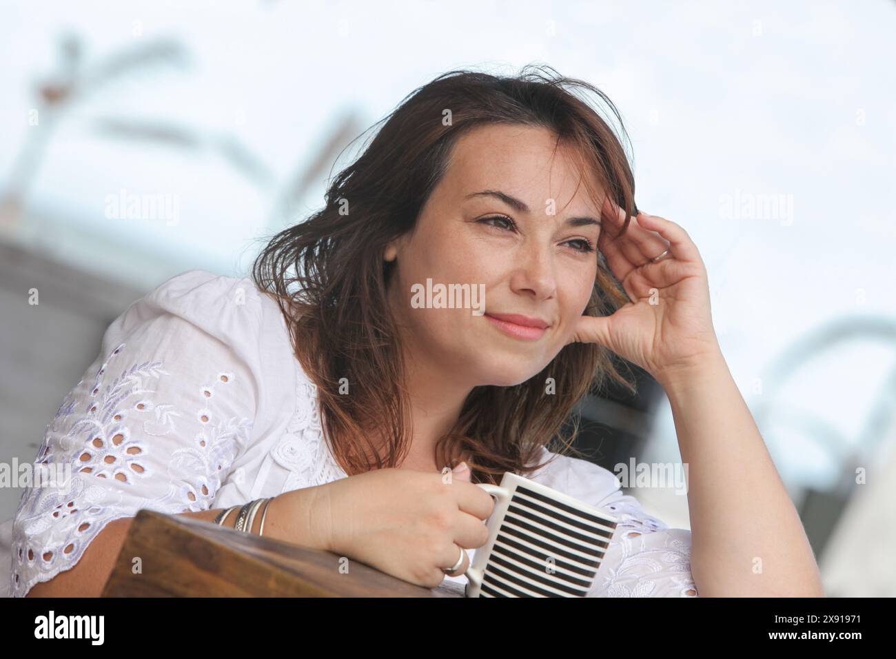 Reife kurvige frau -Fotos und -Bildmaterial in hoher Auflösung – Alamy