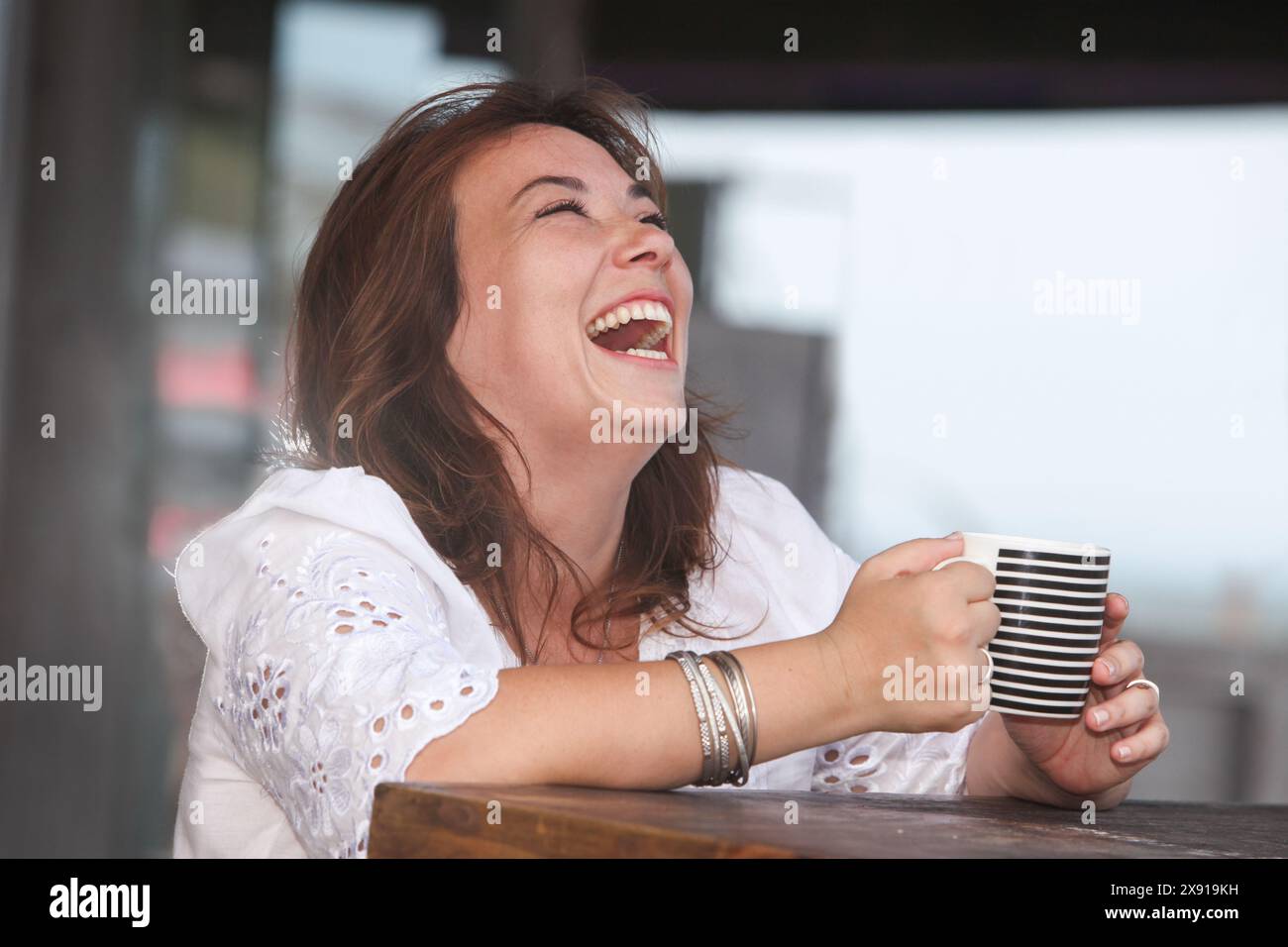 Reife kurvige frau -Fotos und -Bildmaterial in hoher Auflösung – Alamy