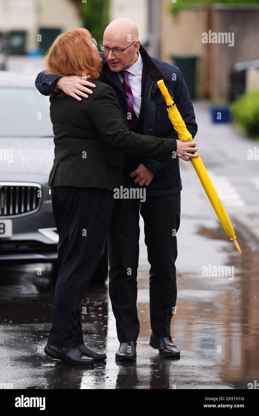 SNP-Führer John Swinney, der mit dem SNP-Kandidaten für Edinburgh North ...