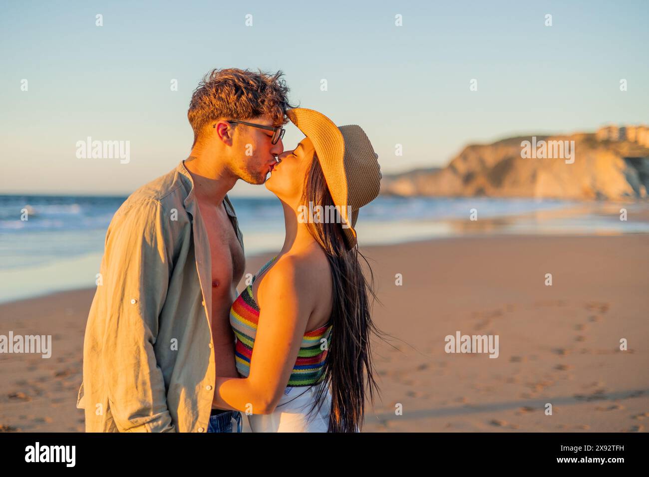 Innig küssen -Fotos und -Bildmaterial in hoher Auflösung – Alamy