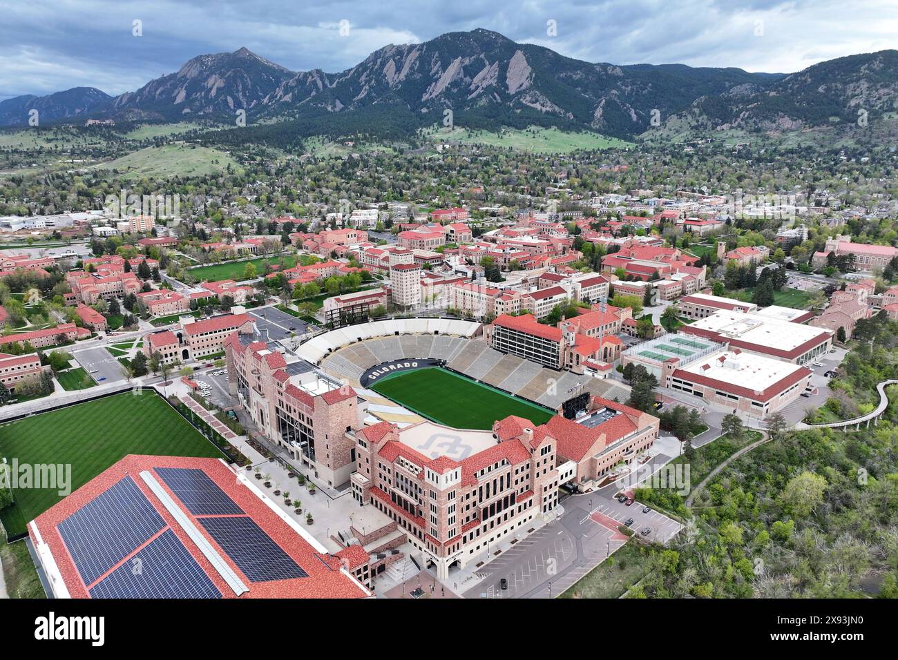 Eine allgemeine Luftaufnahme des Folsom Fields auf dem Campus der ...