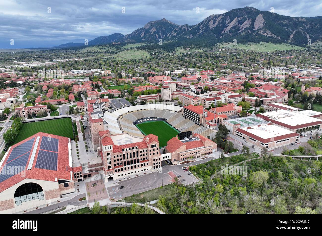 Eine allgemeine Luftaufnahme des Folsom Fields auf dem Campus der ...