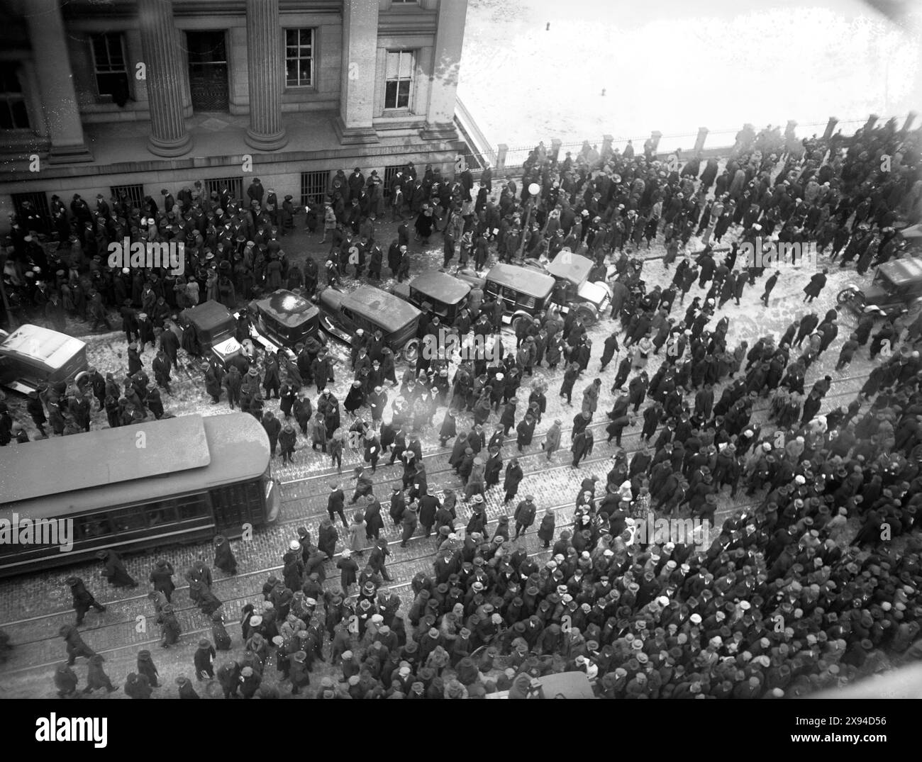 Die Menschenmenge vor dem Treasury Building in der Fifteenth Street, N ...