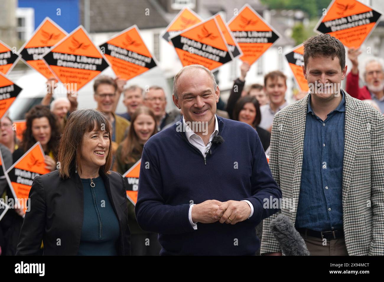 Der Führer der Liberaldemokraten Sir Ed Davey, Jane Dodds (links) und ...