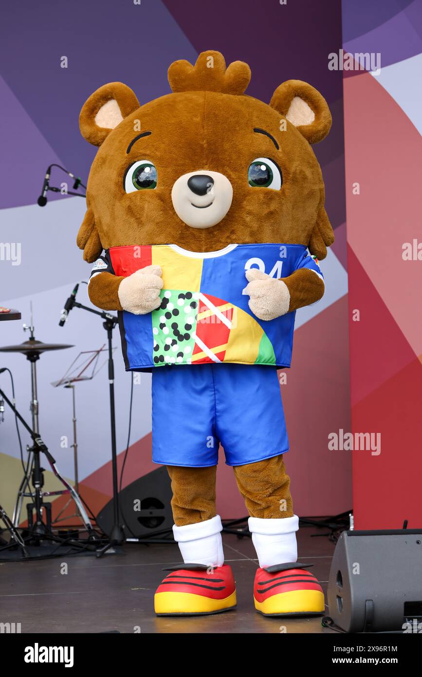 Das offizielle Maskottchen der UEFA EURO 2024 Albärt für die Fußball ...
