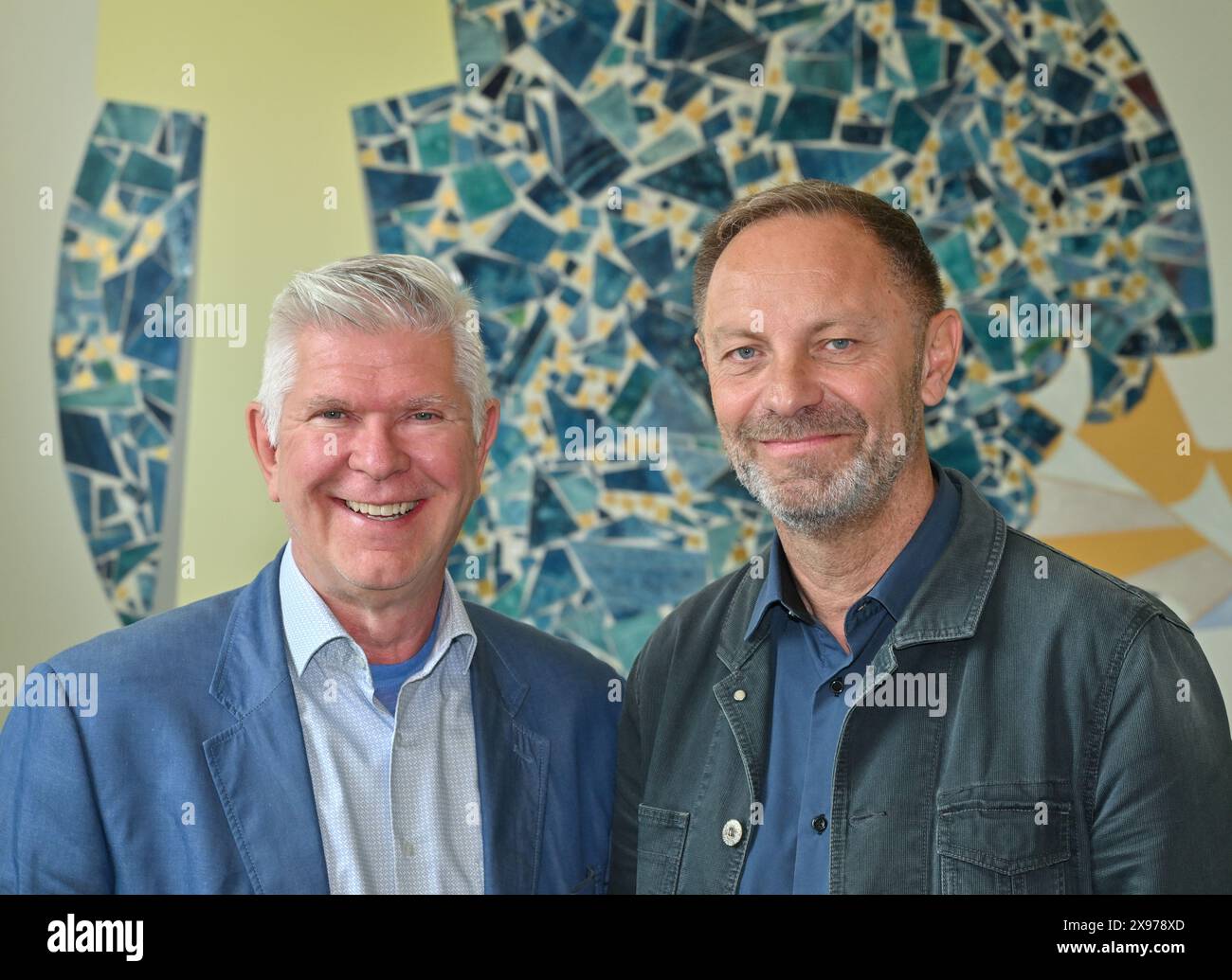 Podelzig, Deutschland. Mai 2024. Thomas Mix (l, SPD ...