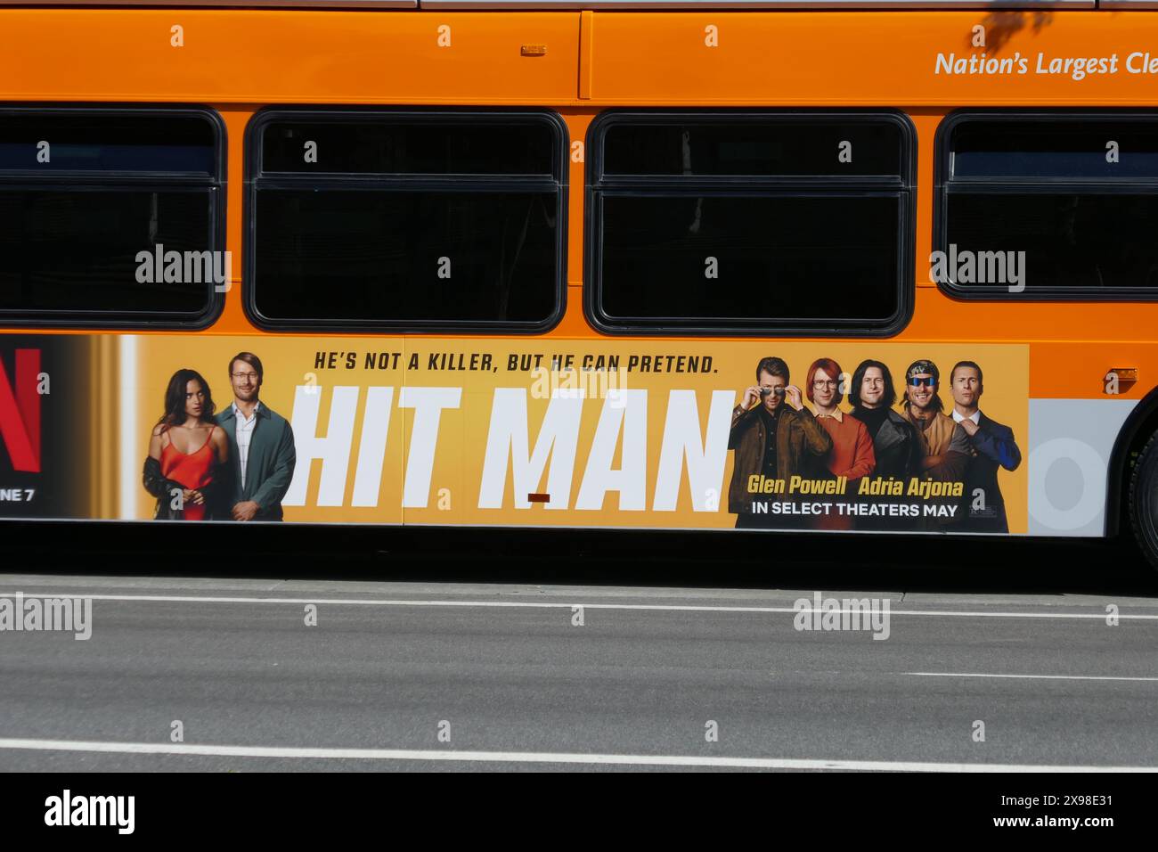 Los Angeles, Kalifornien, USA 25. Mai 2024 Glen Powell traf man Bus am ...