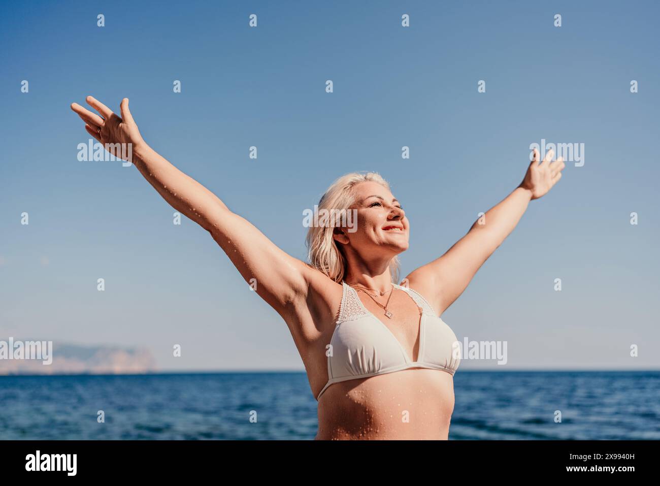Alte frauen am strand bikini -Fotos und -Bildmaterial in hoher Auflösung – Alamy