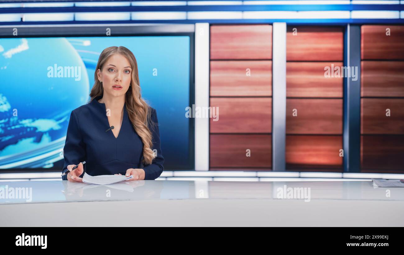TV Live News Programm: Professionelle weibliche Moderatorin berichtet ...