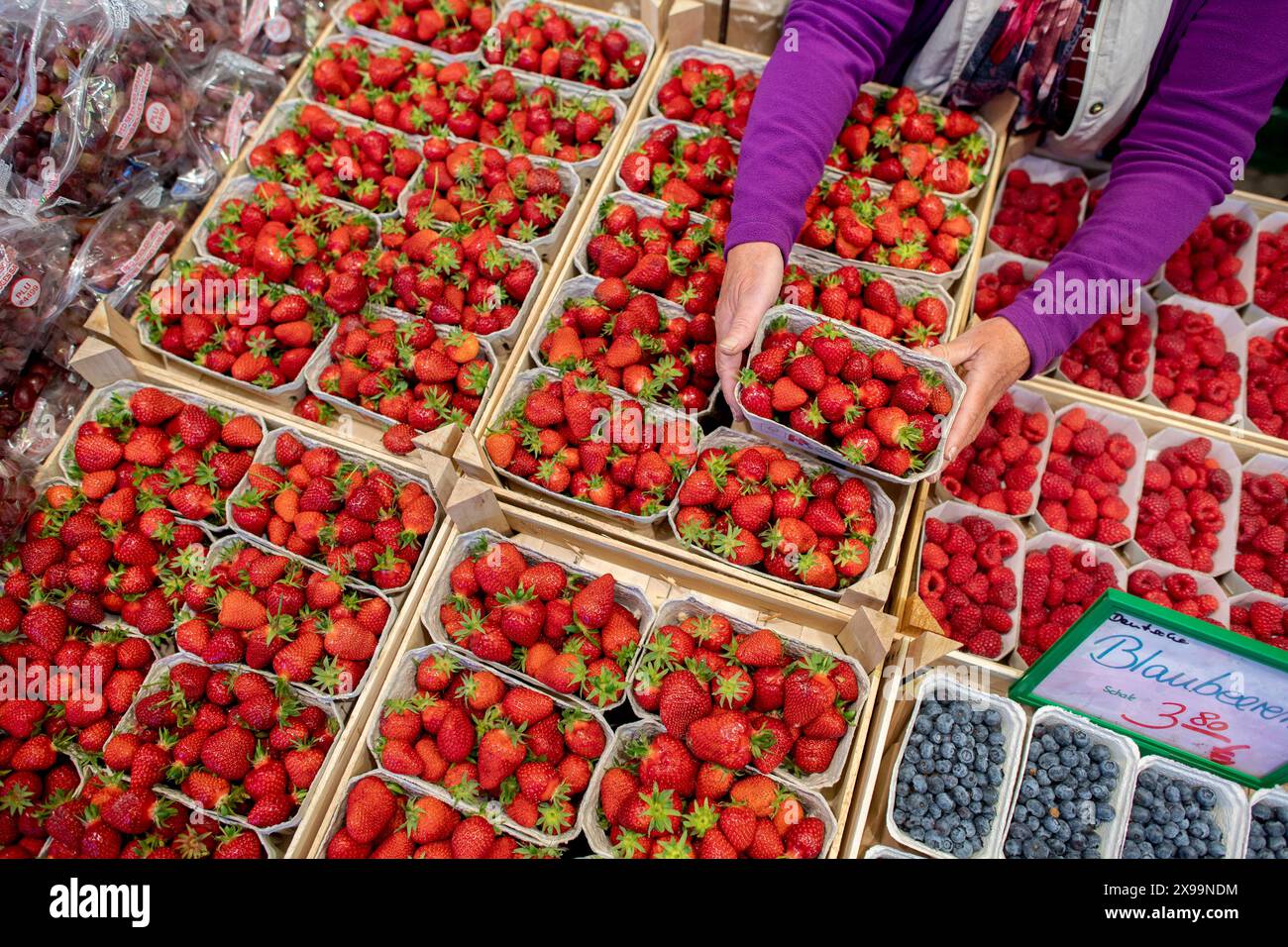 Oldenburg, Deutschland. 30. Mai 2024. Eine Verkäuferin hält eine ...