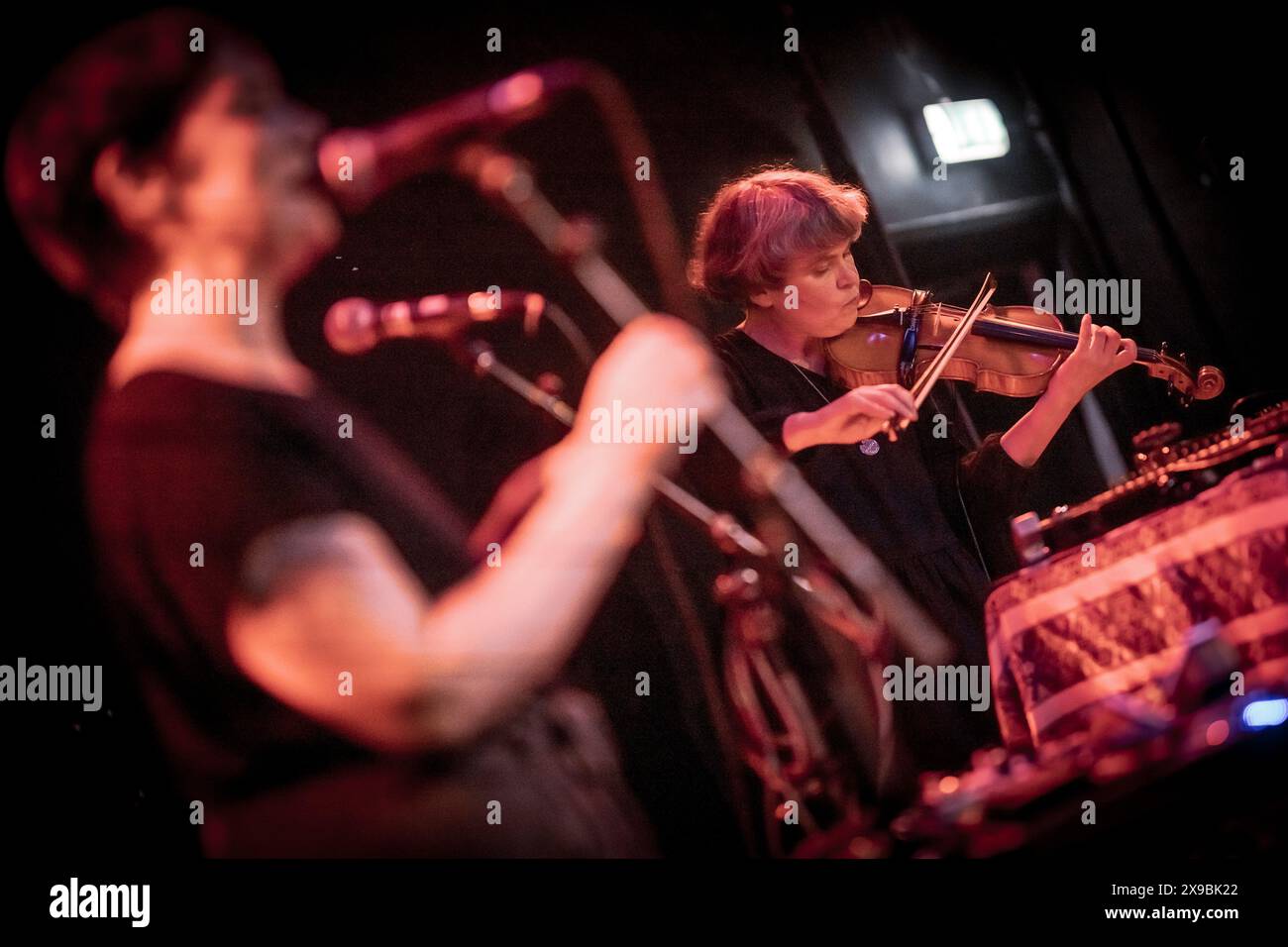 Edinburgh, Schottland. Mittwoch, 29. Mai 2024. Die Folk-Band Burd Ellen ...