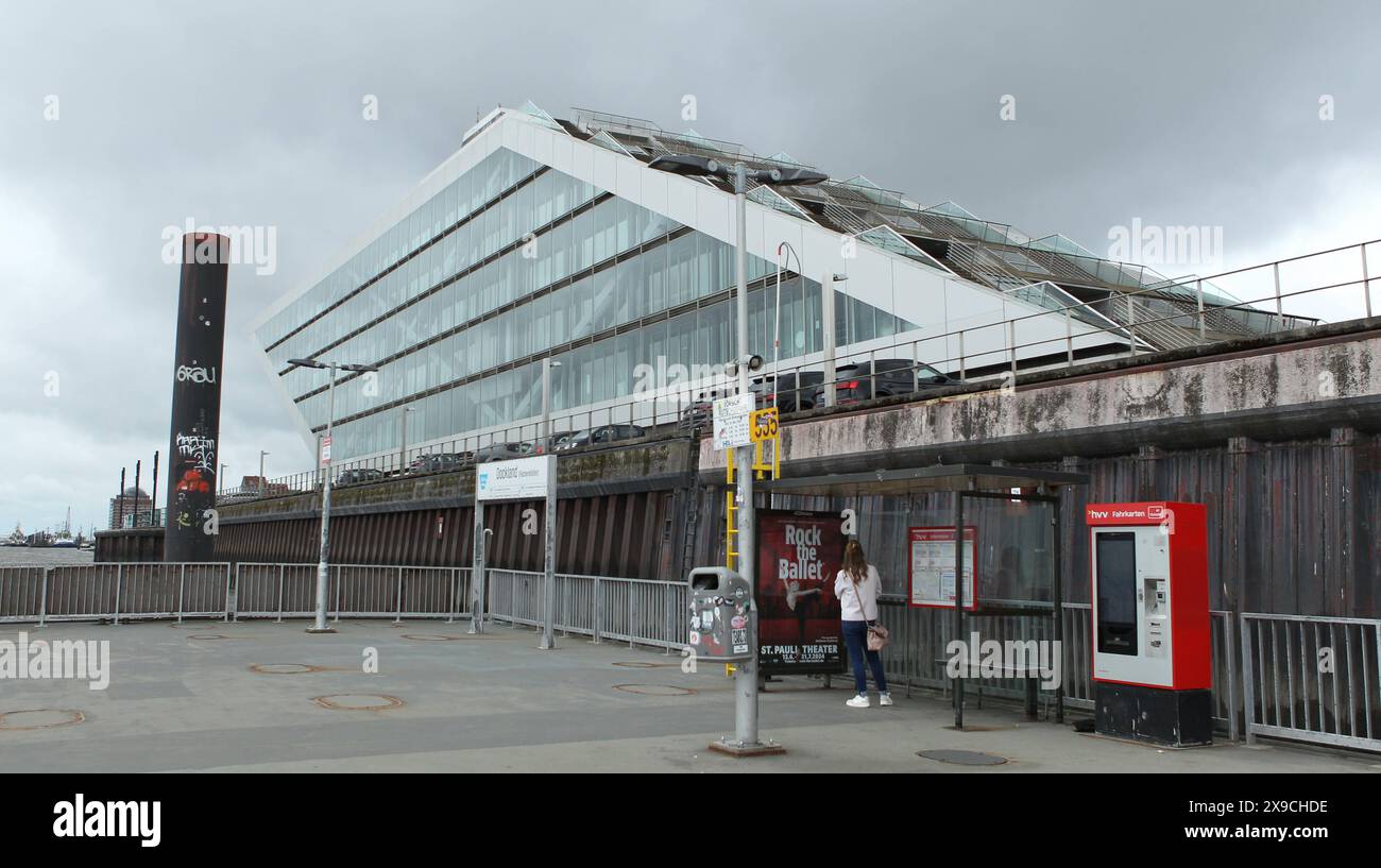 Der Fähranleger Dockland Fischereihafen. Dort halten die Linien 61 und ...