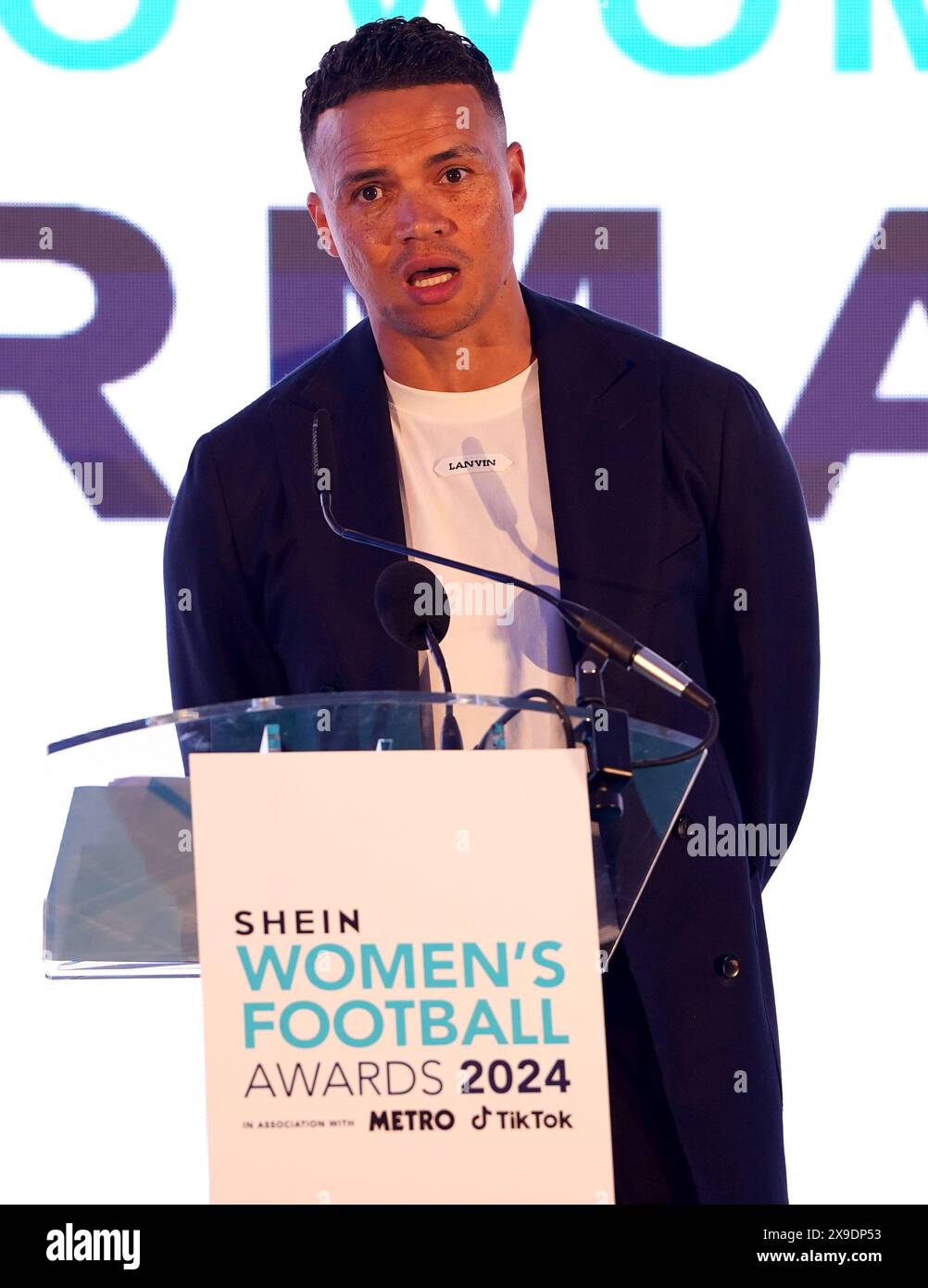 Jermaine Jenas auf der Bühne der Shein Women's Football Awards 2024 am ...