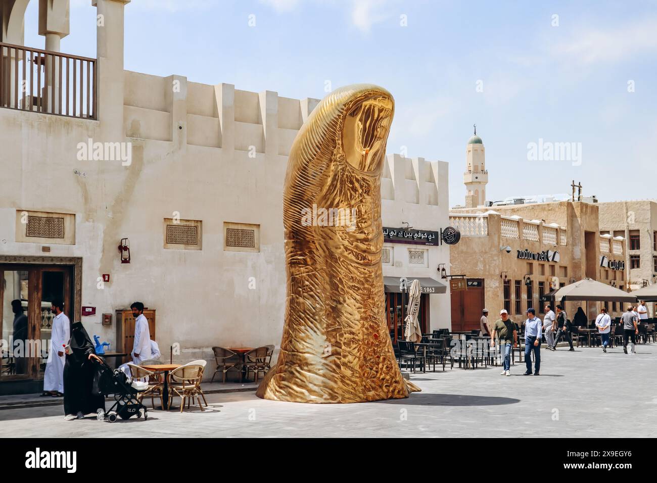 Doha, Katar - 1. Mai 2024: Die goldene Daumenstatue, ein Kunstwerk des ...