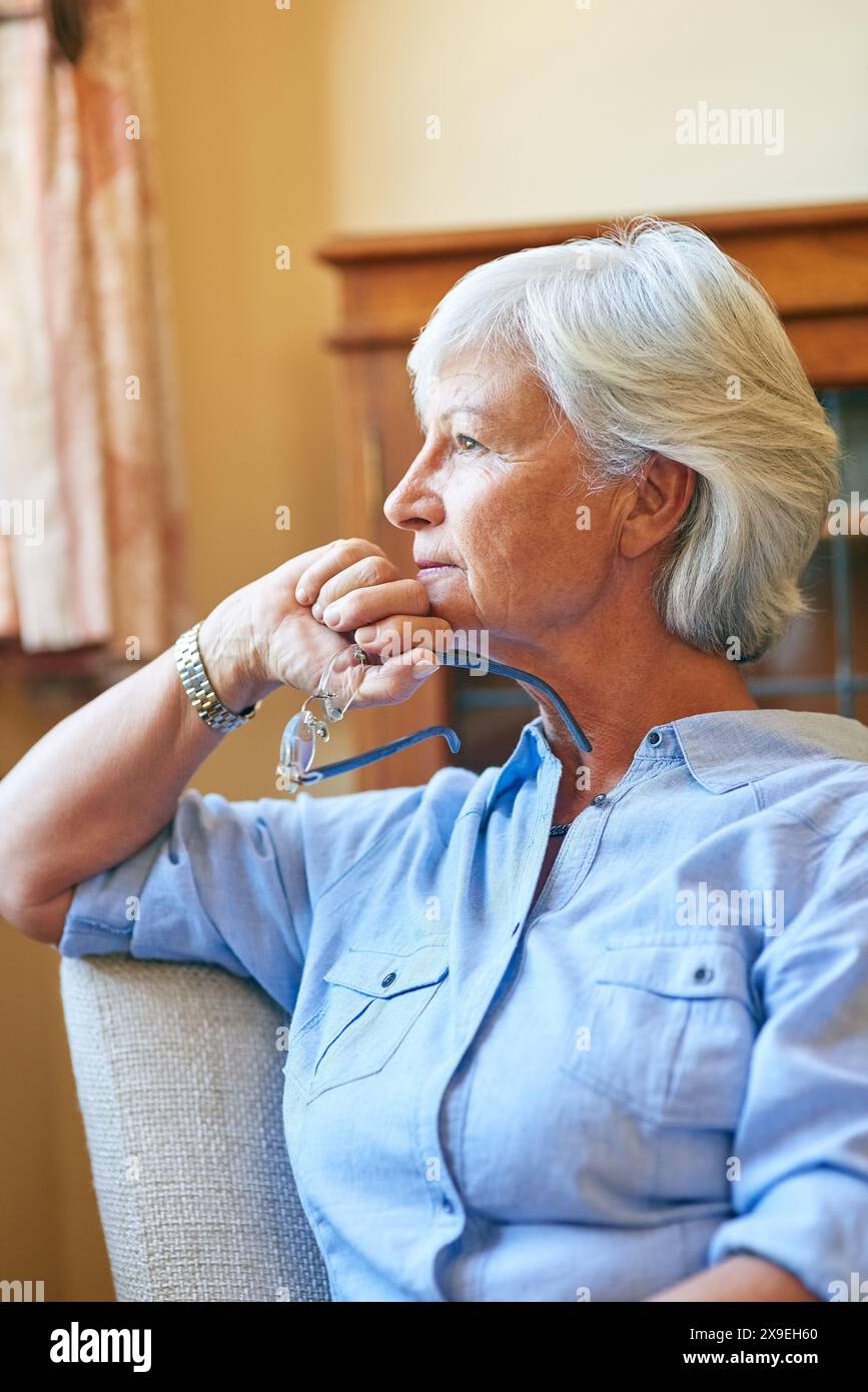 Fenster, Senioren oder Frauen denken im Haus mit Erinnerungen, Ideen ...