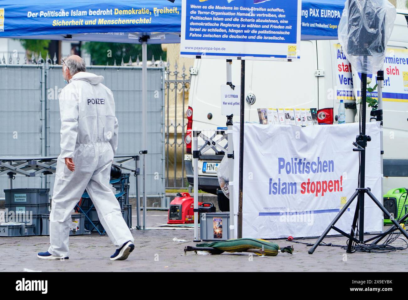 Mannheim, Deutschland. 31. Mai 2024. Ein Forensiker läuft an einem Stand auf dem Marktplatz ...