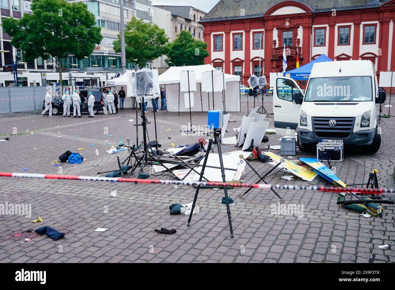 Mannheim, Deutschland. 31. Mai 2024. Forensiker stehen hinter einem zertrümmerten Stand auf dem ...