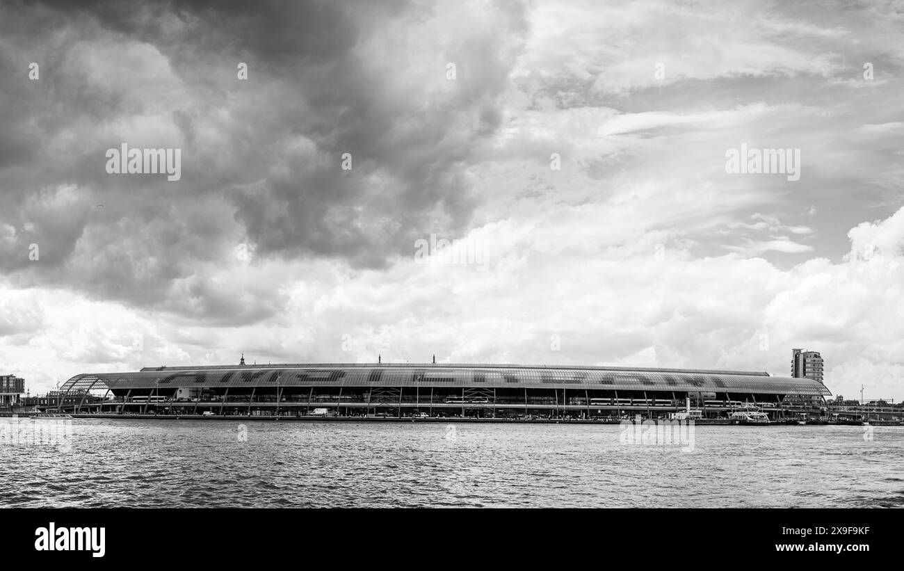 Ein Multi-Bild-Panorama des Amsterdamer Centraal-Daches, aufgenommen von einer Fähre, verläuft ...