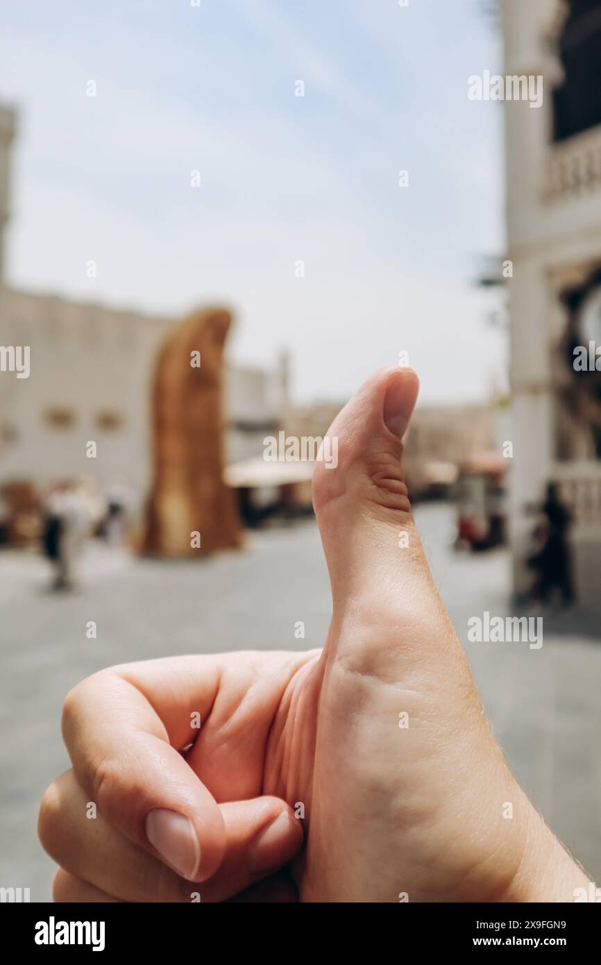 Doha, Katar - 1. Mai 2024: Die goldene Daumenstatue, ein Kunstwerk des ...