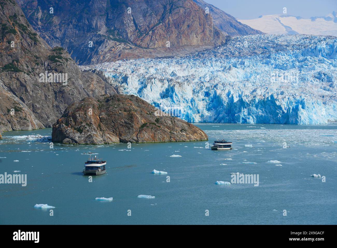 Sightseeing Boote erkunden die Eiswand des South Sawyer Gletschers am ...
