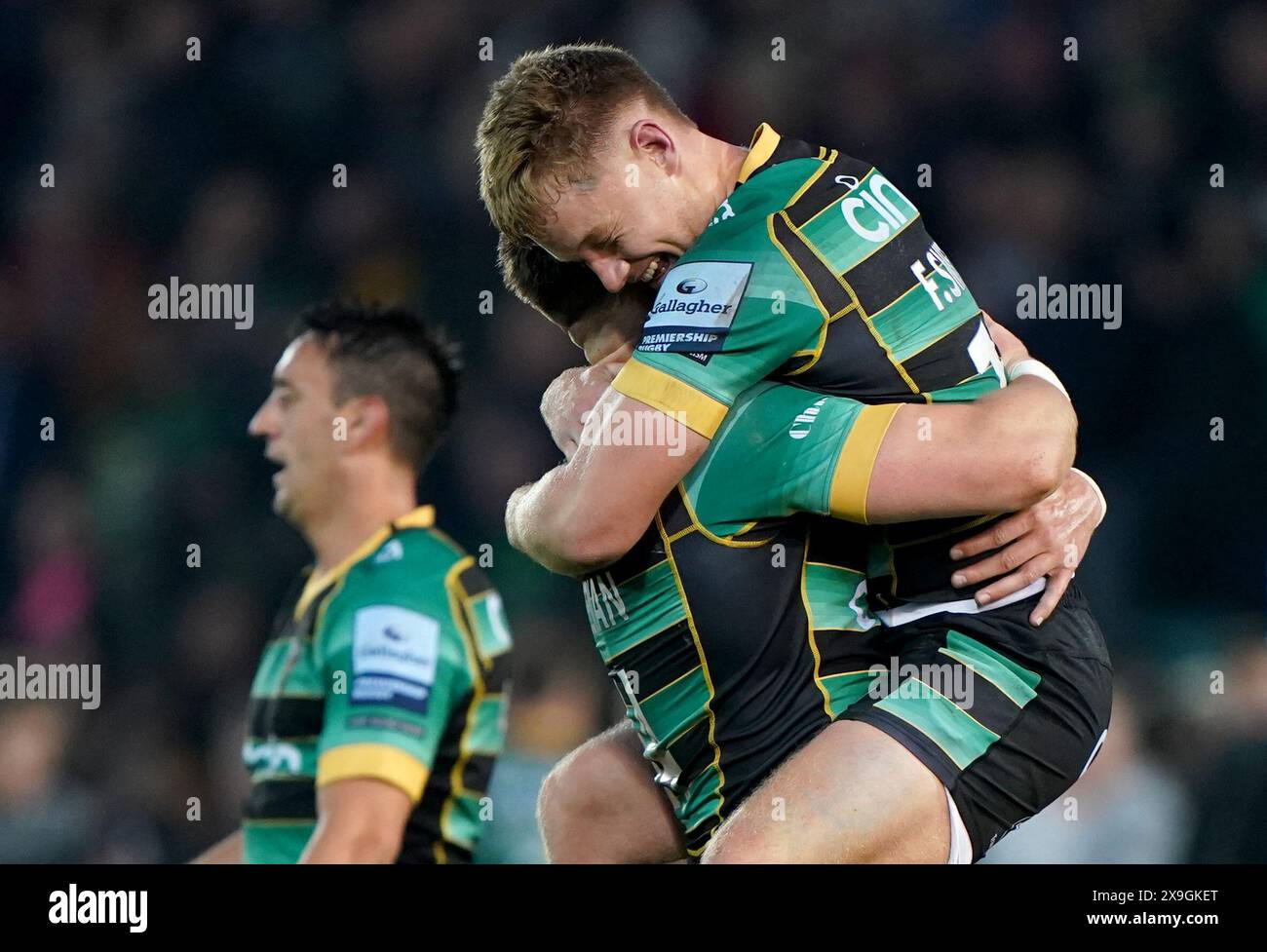 Tommy Freeman und Fin Smith der Northampton Saints feiern nach dem ...