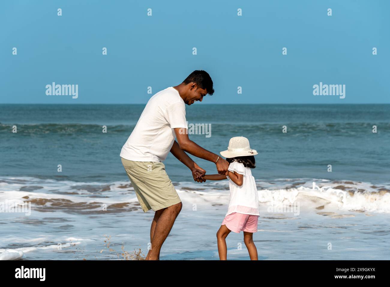 Während die Sonne unter dem Horizont untergeht, geht ein ...