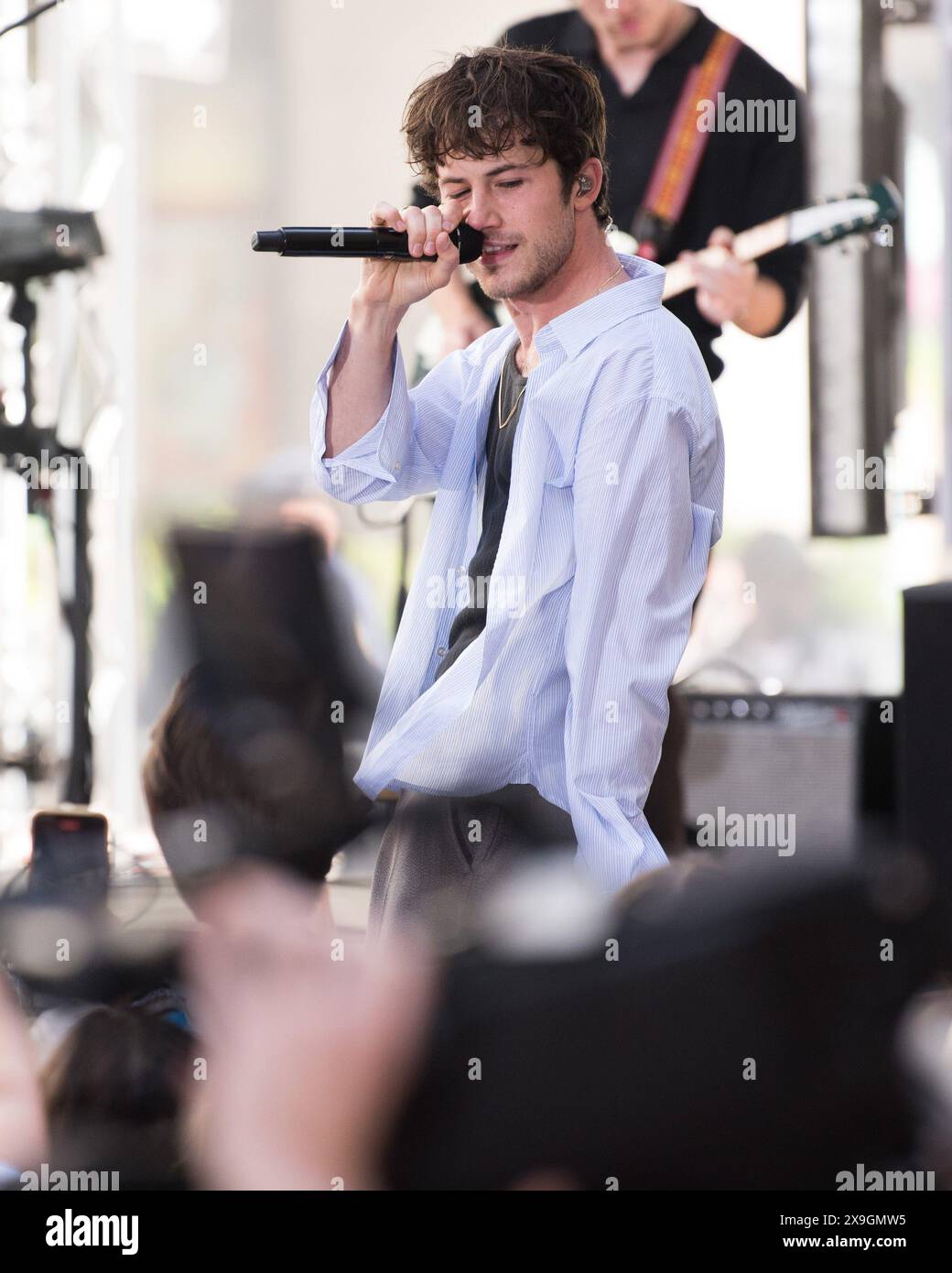 Ny. Mai 2024. Dylan Minnette, Wallows on Stage für NBC Today Show ...
