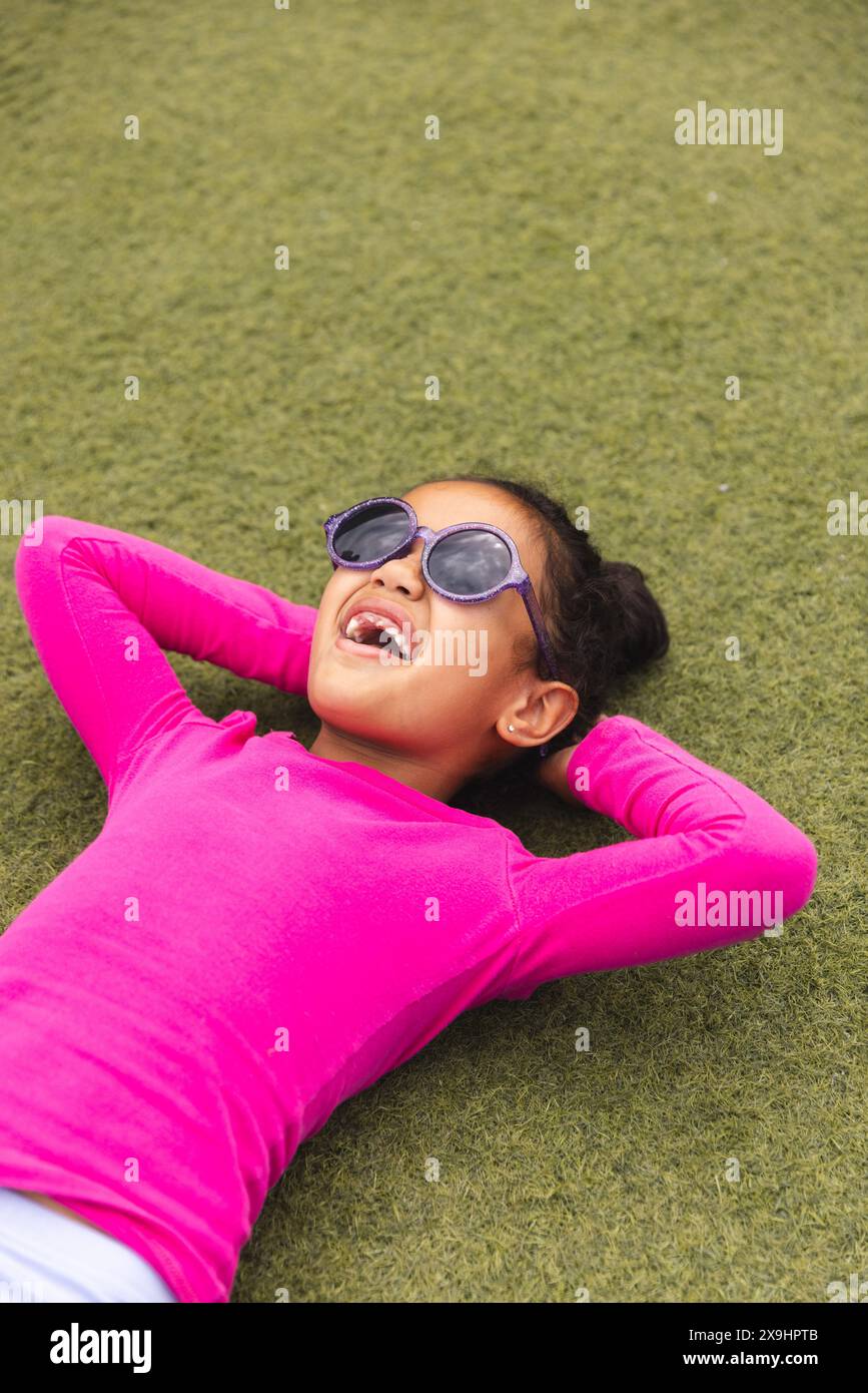 Preteen girl lying on grass -Fotos und -Bildmaterial in hoher Auflösung – Alamy