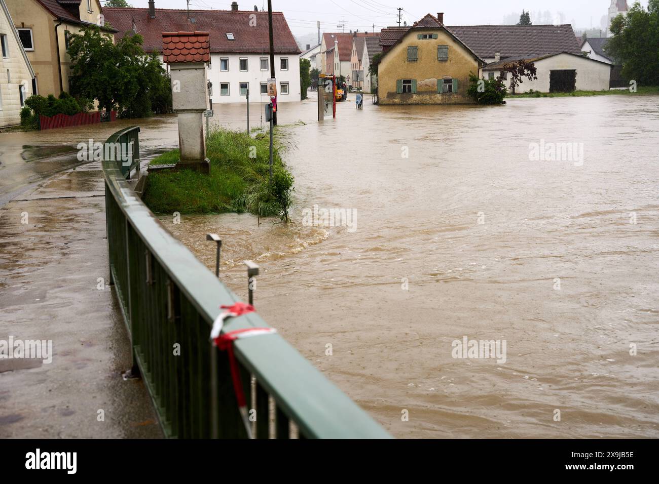 Fischach, Bayern, Deutschland - 1. Juni 2024: Hochwasser im Hochwassergebiet des Dorfes Fischach ...