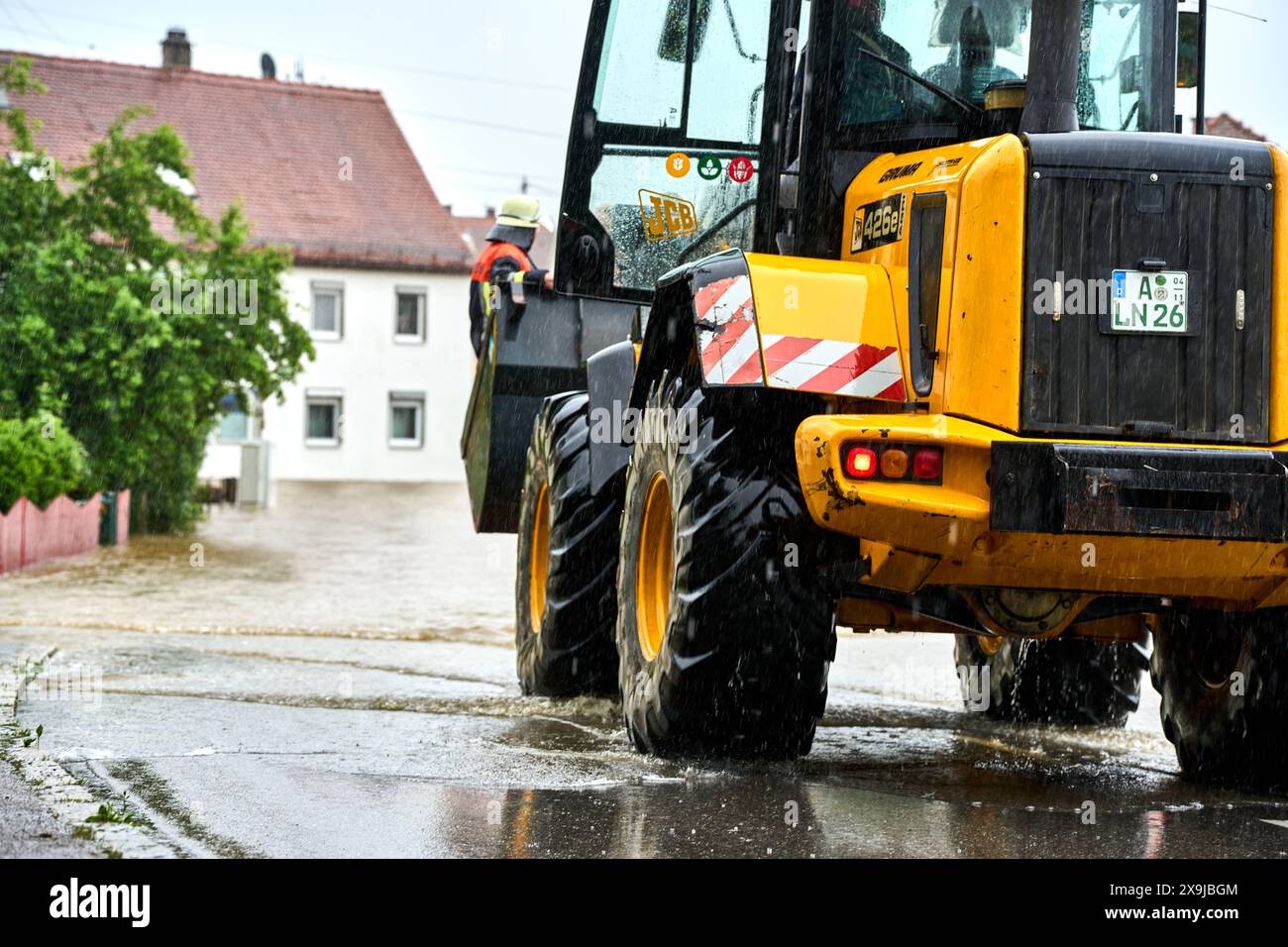 Fischach, Bayern, Deutschland - 1. Juni 2024: Hochwasser im Hochwassergebiet des Dorfes Fischach ...