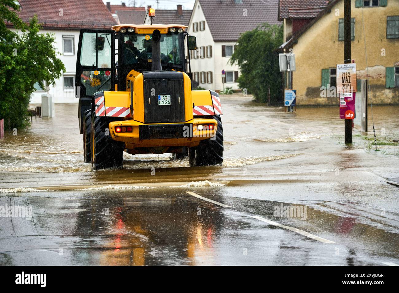 Fischach, Bayern, Deutschland - 1. Juni 2024: Hochwasser im Hochwassergebiet des Dorfes Fischach ...