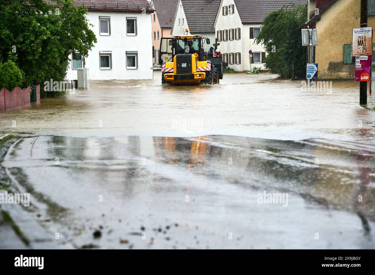 Fischach, Bayern, Deutschland - 1. Juni 2024: Hochwasser im Hochwassergebiet des Dorfes Fischach ...