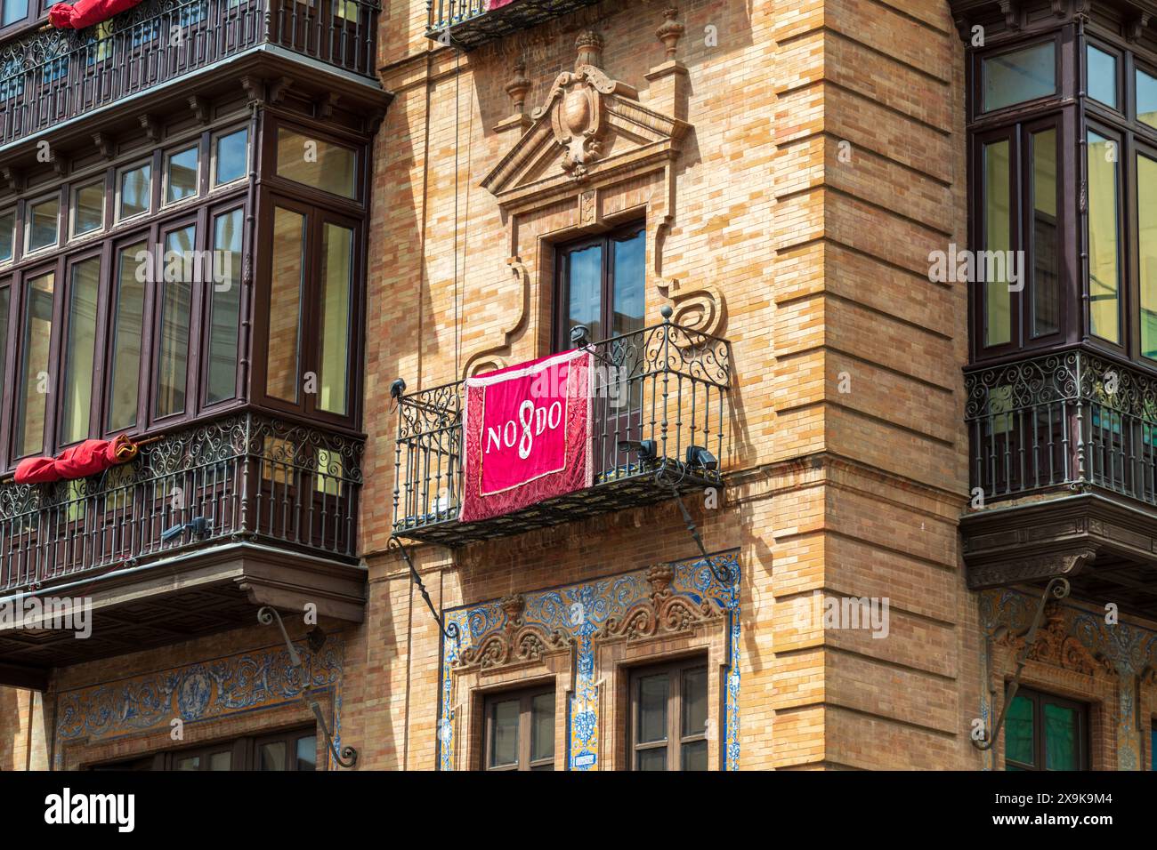 Die Gebäude der Stadt Sevilla sind für die Feiertage der Karwoche ...