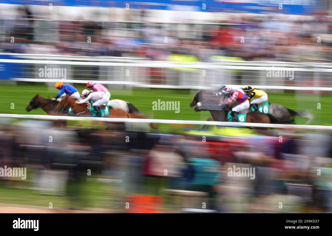 Misty Grey, geritten von Rossa Ryan (dritte links, in Pink) auf dem Weg zum Gewinn des JRA Tokyo ...