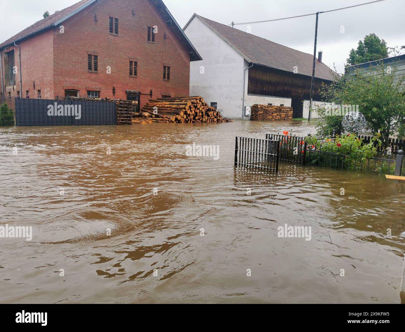 Dirlewang, Bayern, Deutschland - 1. Juni 2024: Hochwasser im Hochwassergebiet des Dorfes ...